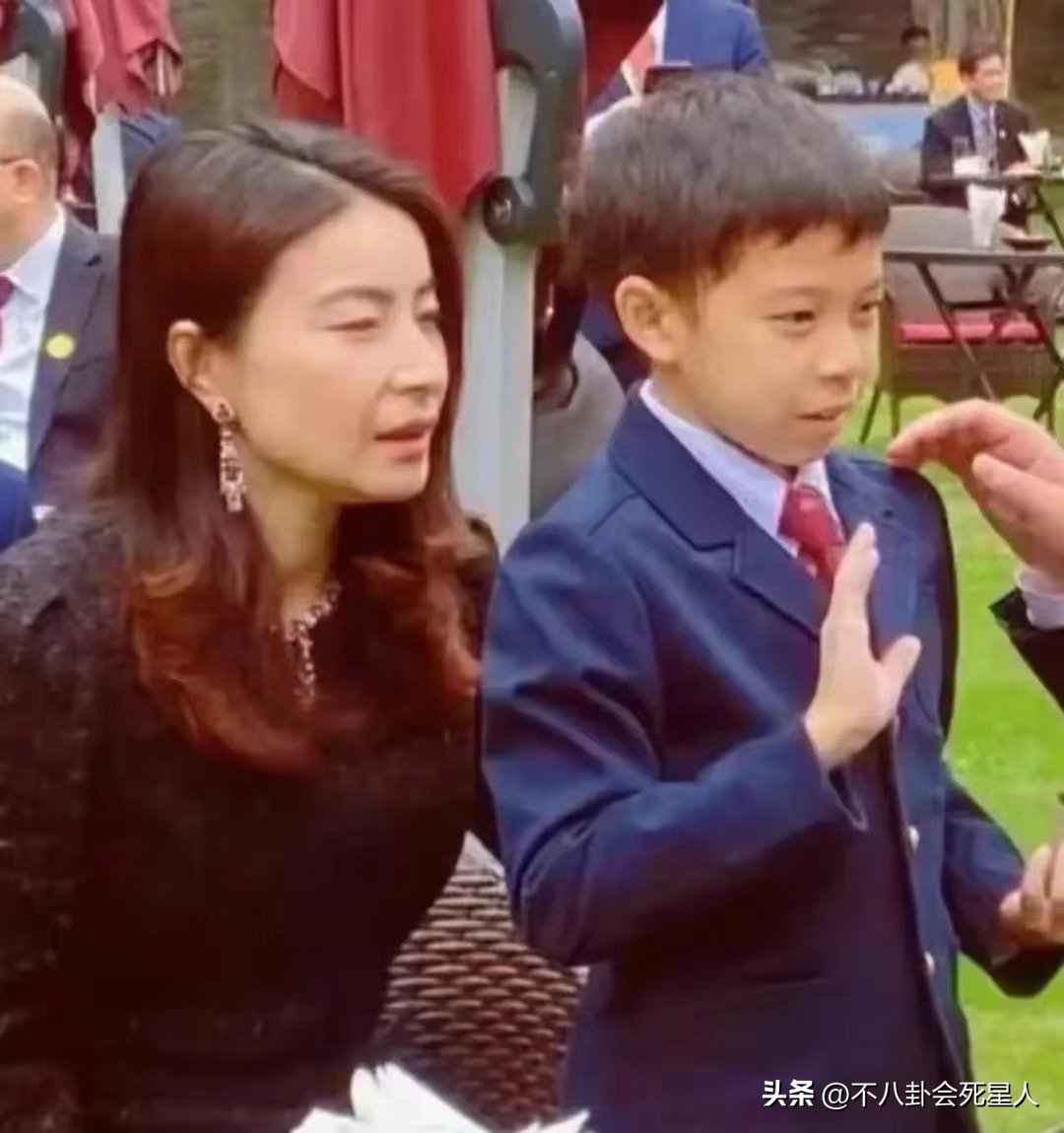 郭晶晶3个孩子，儿子长得像太爷爷，俩女儿遗传奶奶的“富贵眼” - 360娱乐，你开心就好