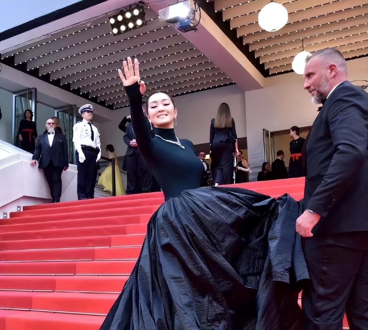 戛纳这一天，人情冷暖、江湖地位，在巩俐身上体现的淋漓尽致 - 360娱乐，你开心就好