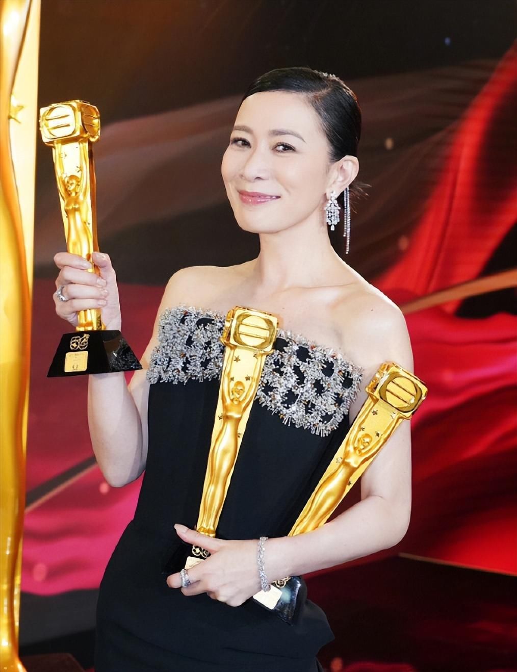 佘诗曼赢麻了！三封TVB视后创造历史，打脸内娱流量花 - 360娱乐，你开心就好